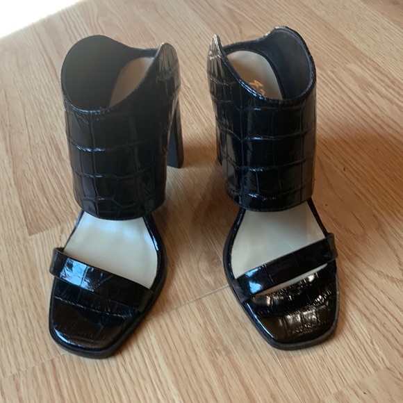 42 GOLD | Shoes | New 42 Gold Shoes Size 6 Black Faux Snake Skin | Poshmark